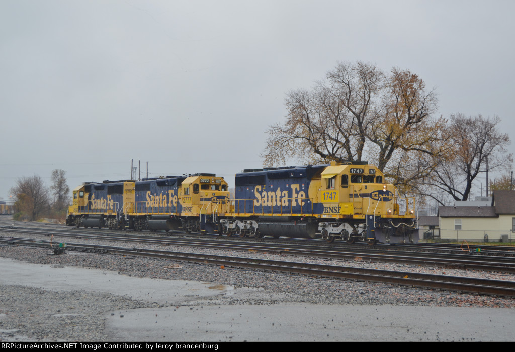 BNSF 1747 leads a 3 pack into the kcs yard to pick up a transfer